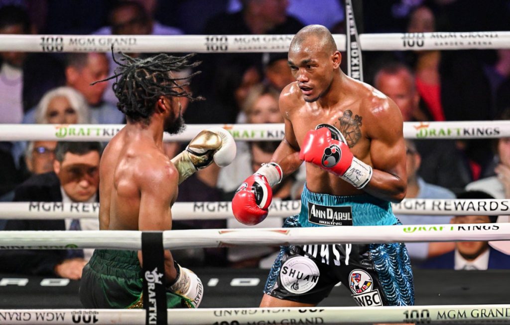 Haney vacates his WBC title; Dominican boxer is the new Champ